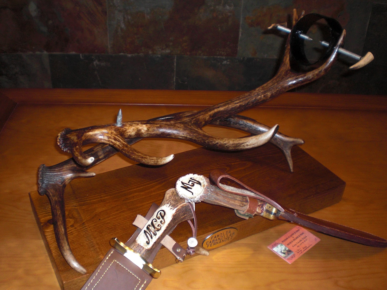 Artesanía en Cuerna de Ciervo La Siberia: JAMONERO EN CUERNA DE CIERVO