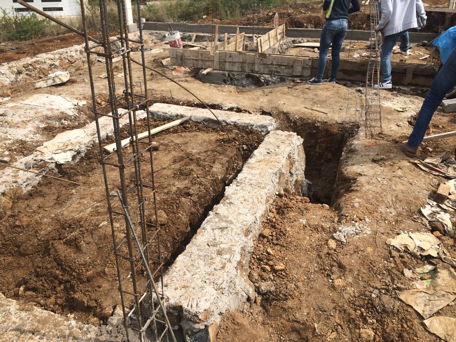 Tecnologias de la edificacion normalizada: OBRA EN PROCESO DE CIMENTACION