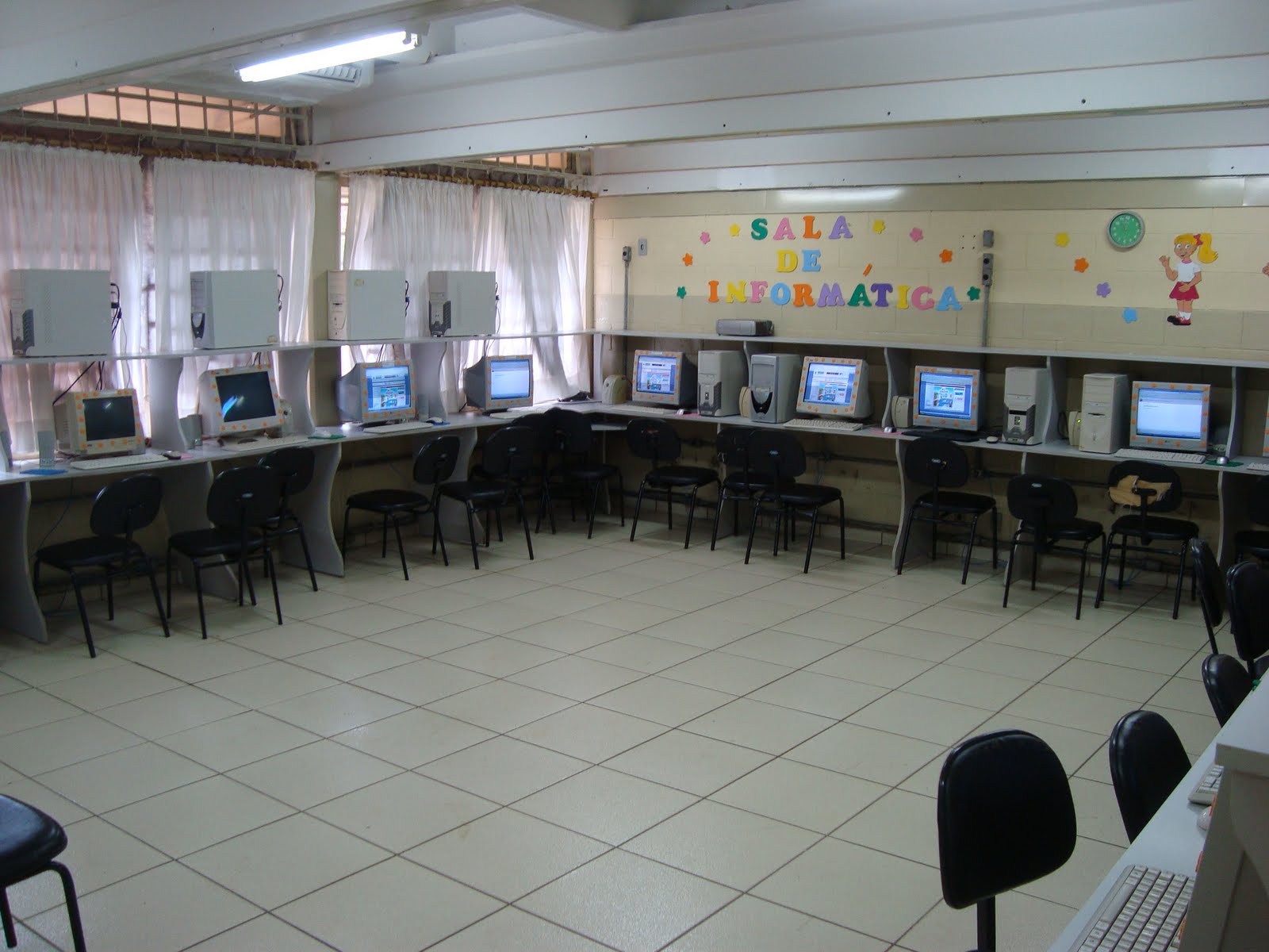 ESCOLA MUNICIPAL DO CAIC "CRISTO REI": Sala de Informática