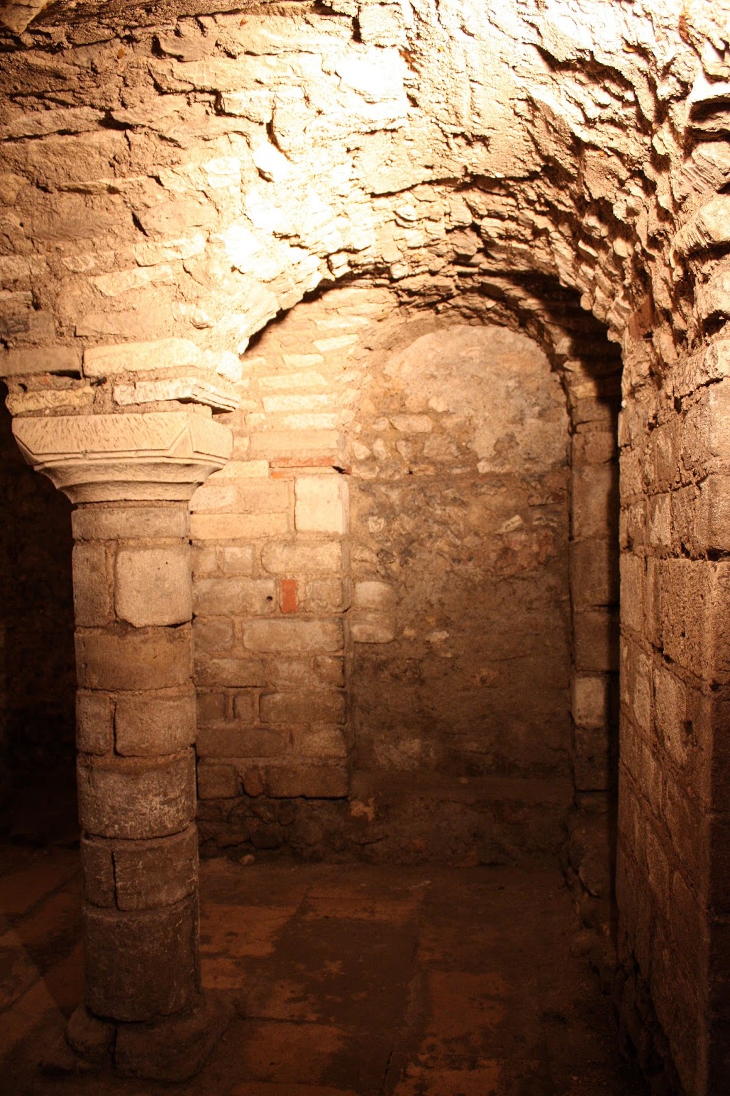 Atlas roman: Orléans - Crypte Saint-Avit (45)