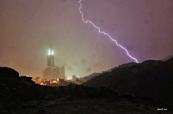 Lightning strikes Clock Tower Makkah