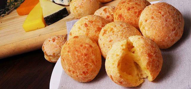 PANADERIA LATINA DEL PERU: PAN CON QUESO / BREAD AND CHEESE / 面包和奶酪