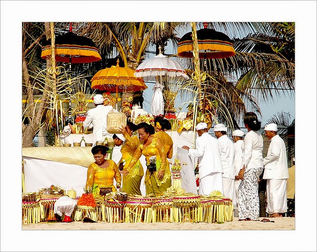 Hari Raya Kuningan di Bali - Dewata News