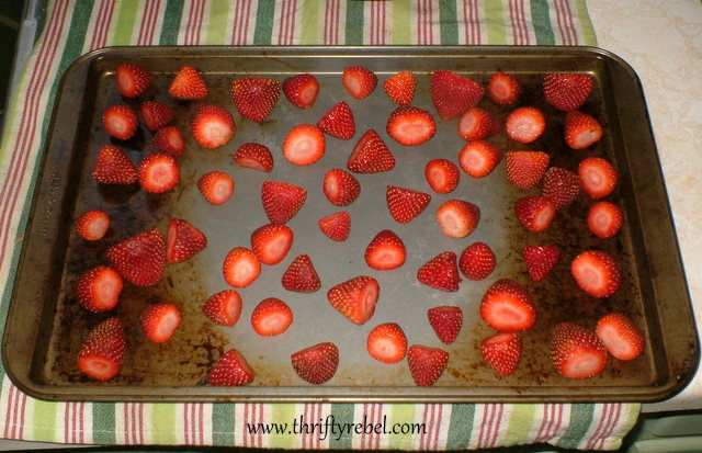 How to Freeze and Thaw Whole Strawberries - Color Me Thrifty