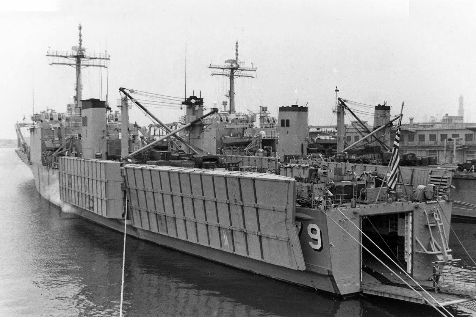 Desarrollo y Defensa: En venta, buque de desembarco LST Pizarro L-42