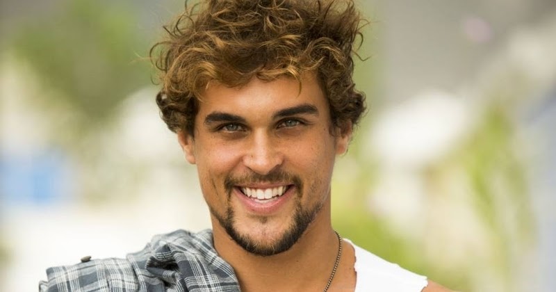 Felipe Roque posa completamente nu - Volume na Cueca