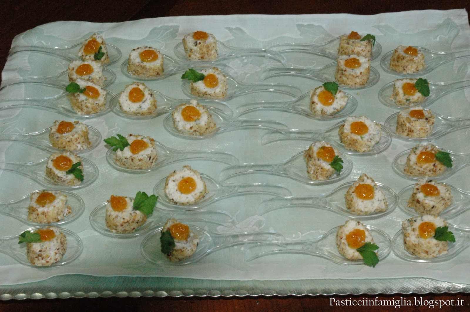 Pasticci in Famiglia: Tronchetti di formaggio e noci al cucchiaio