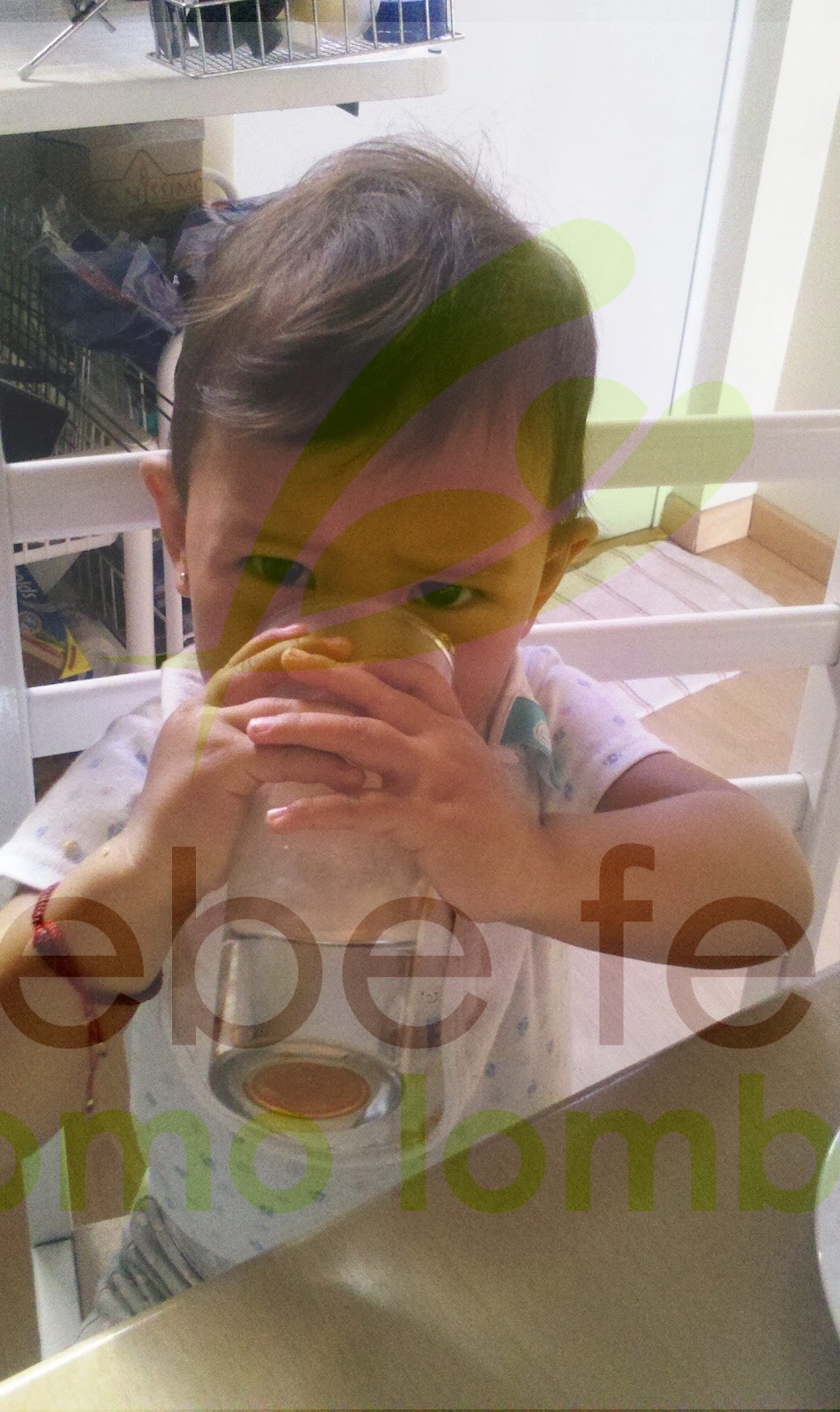 Bebé feliz como lombriz