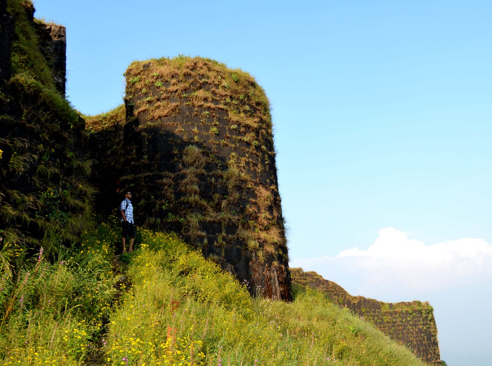 Trekking the Roads of a Traveloholic: Torna Fort