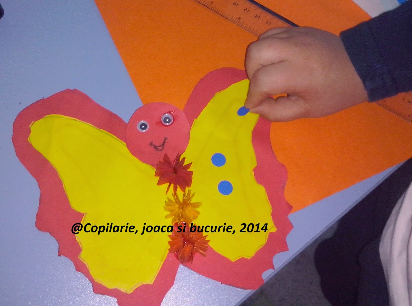 COPILĂRIE, JOACĂ ŞI BUCURIE: Fluturaş, fluturaş