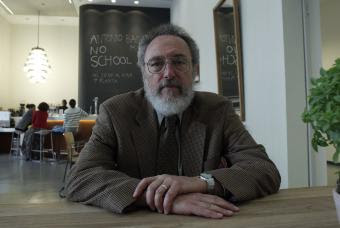 LEER EL UNIVERSO: PRENSA. Entrevista a Michael Apple, catedrático de ...