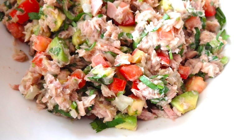 Ensalada de Atún y Aguacate - Mi Cocina Rápida