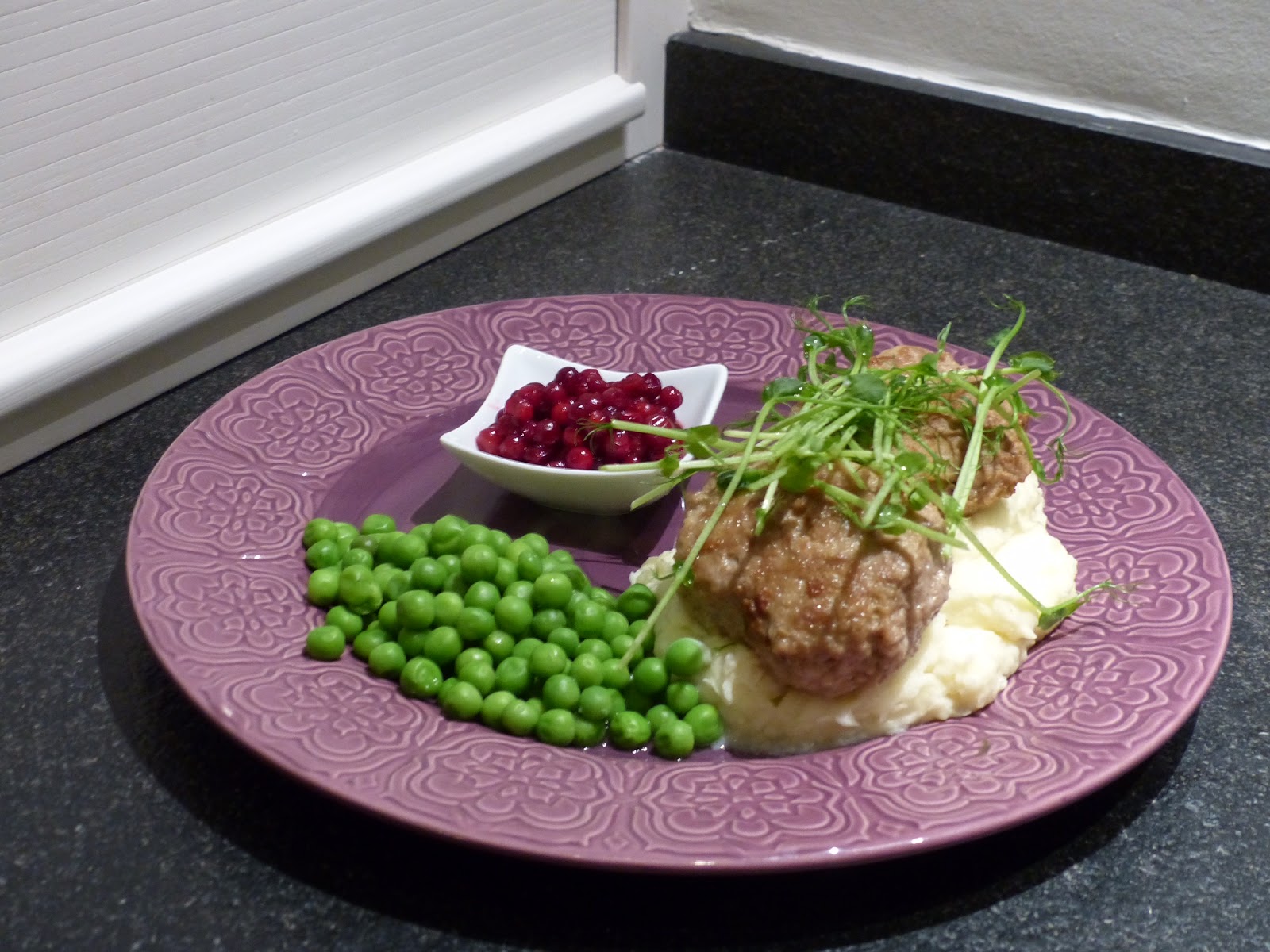 Tildas Kök och Vin: Wallenbergare med potatismos, ärtor och rårörda lingon