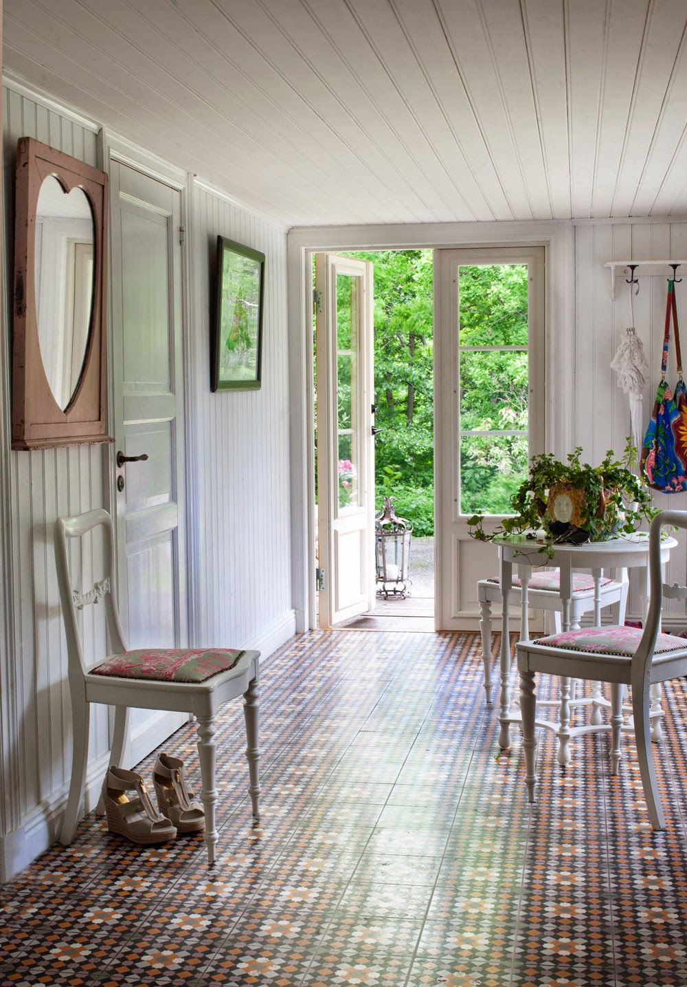 Keltainen talo rannalla: Koteja ja huonekaluja