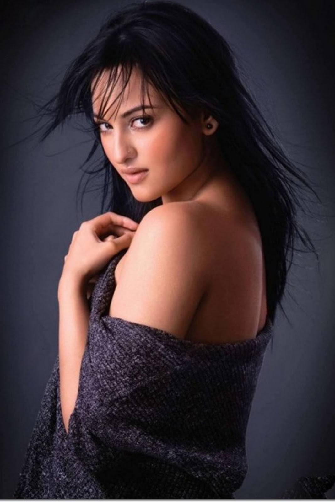 Sonakshi Sinha Hot And Sexy Without Clothes Showing Her Boobs And Sexy Body Fun For Every One