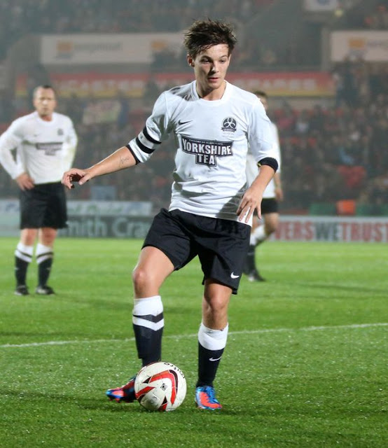 Louis Tomlinson Shows Off His Football Skill In Charity Match | Oh yes I am