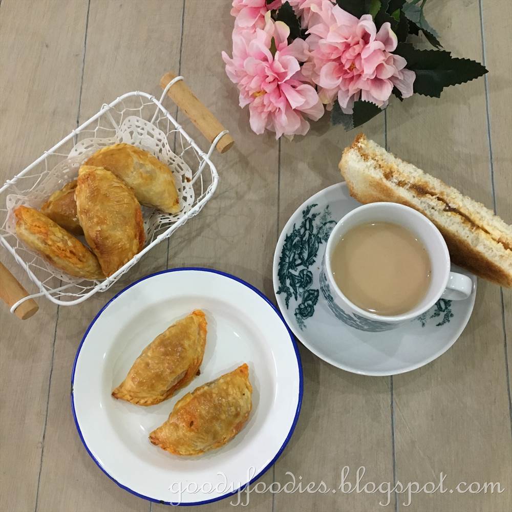 GoodyFoodies: Recipe: Baked Curry Puff with Puff Pastry