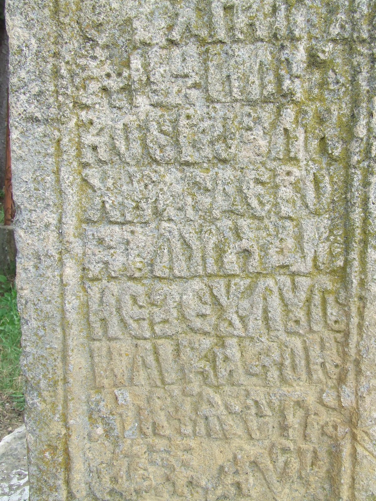 Timp liber: Cruci din piatra cu inscriptii chirilice