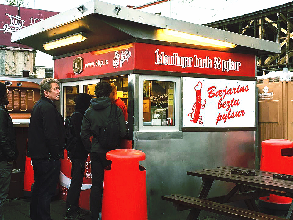 street cuisine: Pylsur - Icelandic Hotdogs