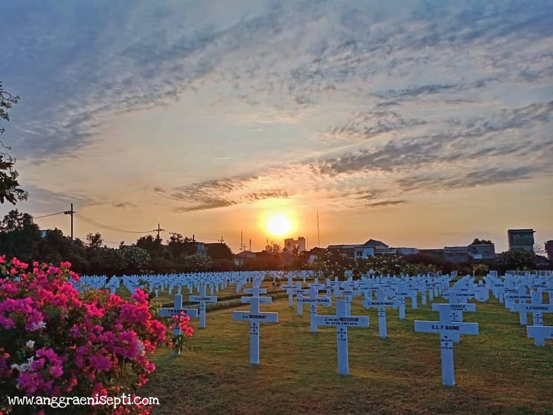 Ereveld Kembang Kuning Surabaya di Suatu Sore | Anggraeni Septi