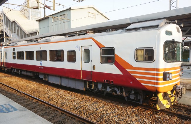 飛行場の測候所: 從EMU200變身為紅斑馬的EMU1200