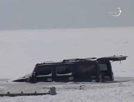 Motor Mania Buzz: Taking a cold shower: Premium SUV's sink in lakes ...