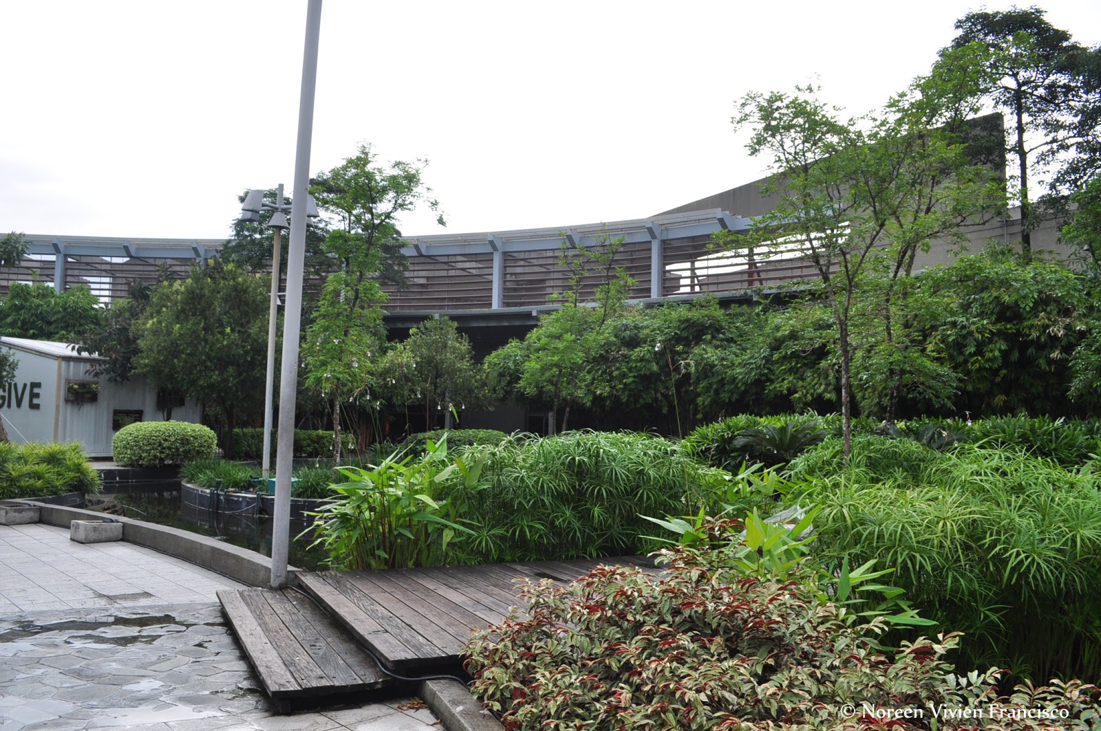 Philippines: 21st Century Parks: TriNoma RoofTop Park