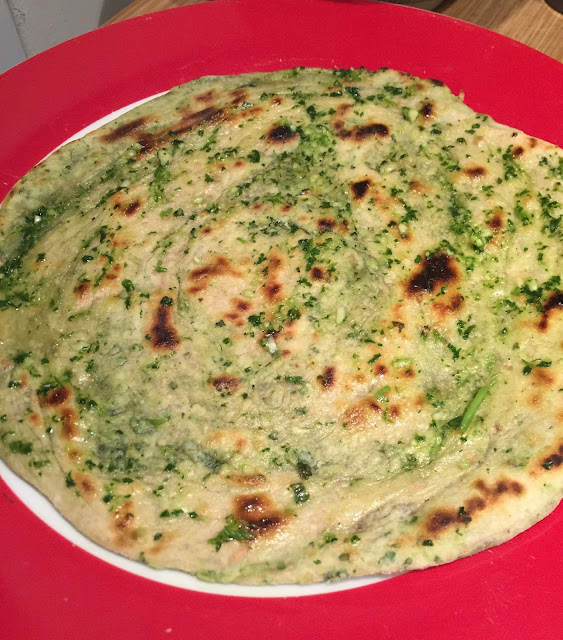 Paratha, pain indien feuilleté à la coriandre et à l'ail et caviar d ...