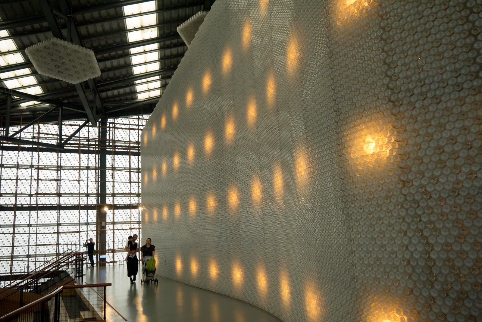 EcoArk: un edificio construido con botellas de plástico ~ Taiwaneros