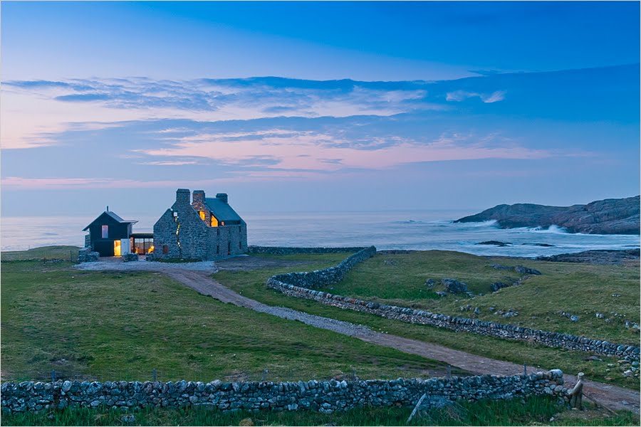 Content in a Cottage: Modern Farmhouse built around ruins in Scotland