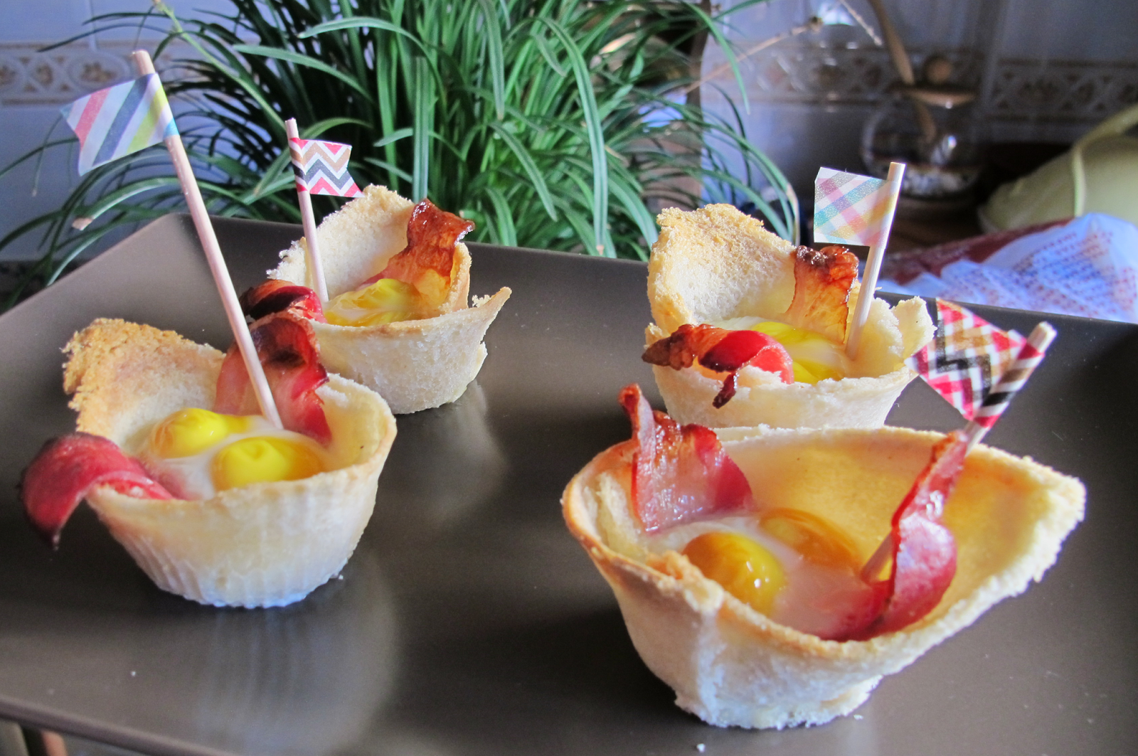 Canapés de pan de molde, bacon y huevos - Colorarte