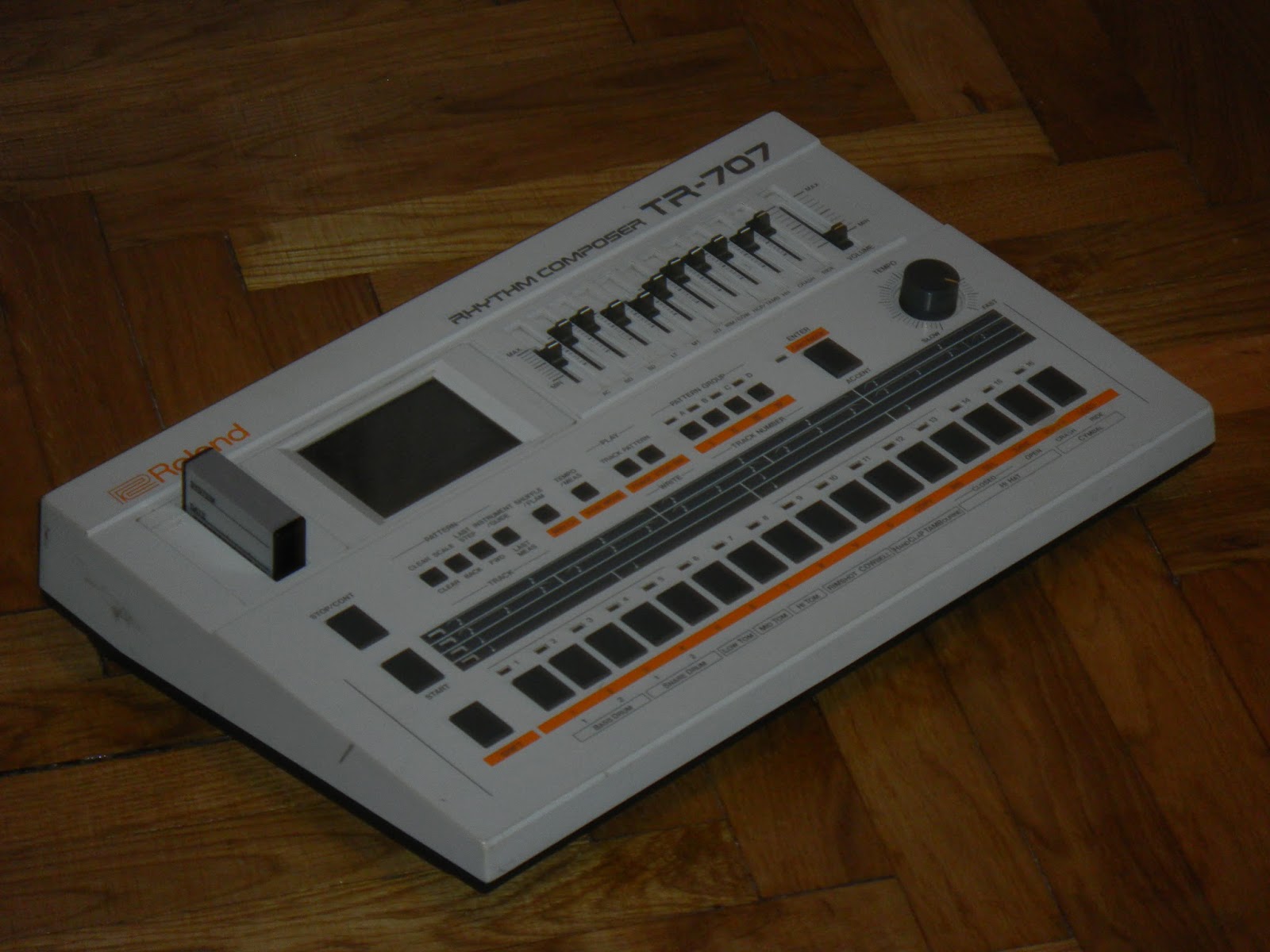 Infrequent Sound [sex.tex] technology: Roland TR-707 Rhythm Composer ...
