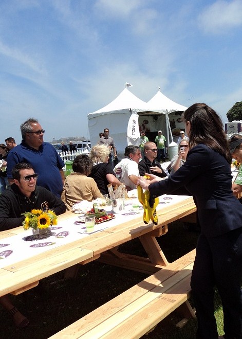 Bonggamom Finds: I sat at the World's Longest Picnic Table!