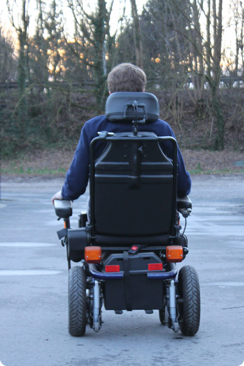 Fauteuil roulant électrique : route ou trottoir ? - HANDIEASY BLOG