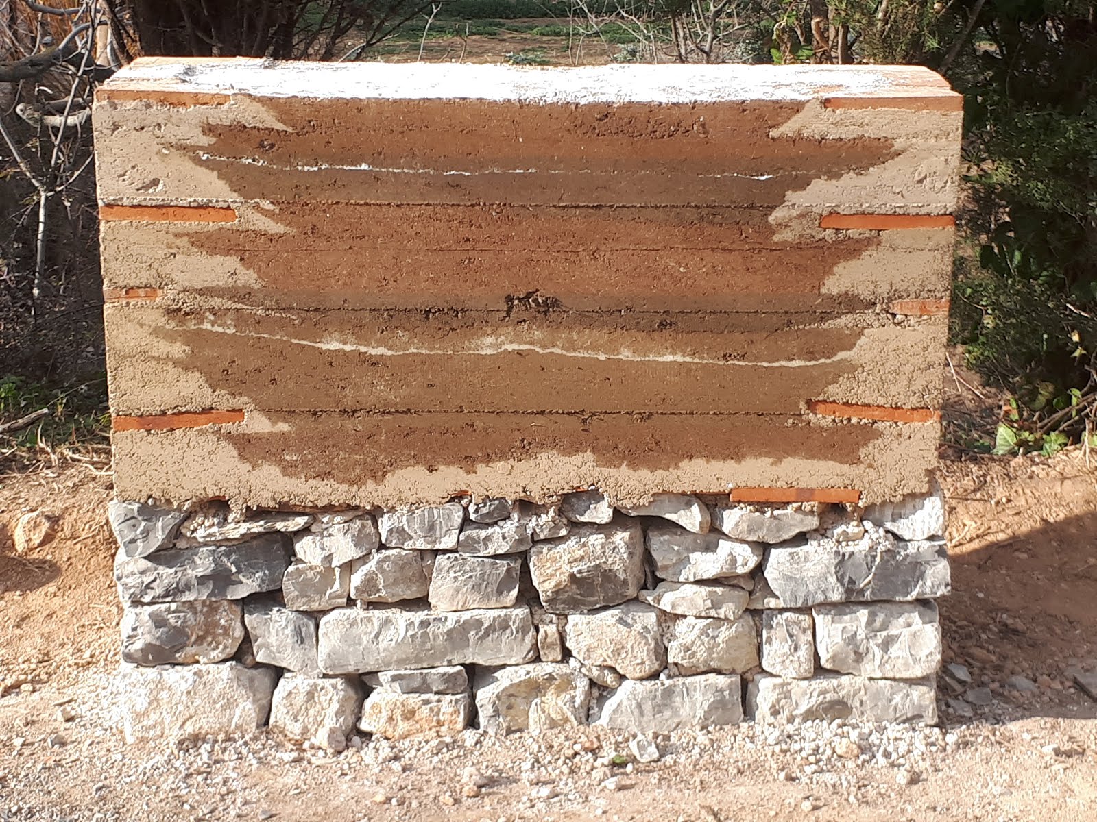 Fermín Font. Arquitecto Técnico: MURO DE TAPIA DE TIERRA ESTABILIZADA
