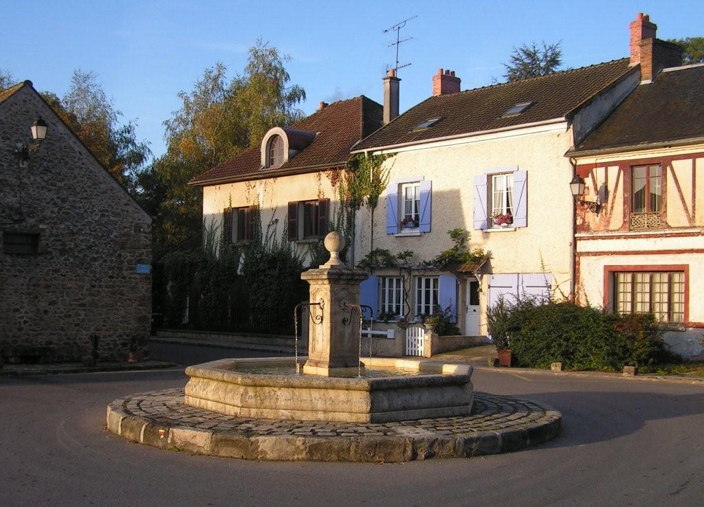 Charmes méconnus du Hurepoix .: JANVRY: le centre du village.