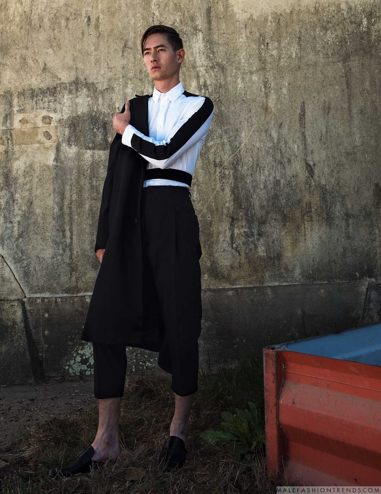 Jacob Hirata entre monocromo y geometría para LEWIS Magazine