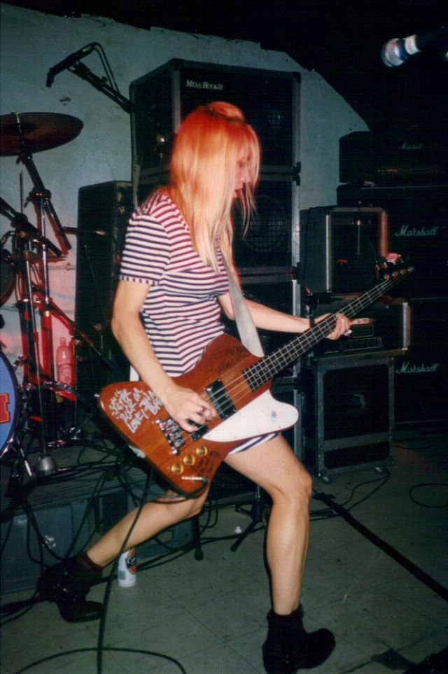 30 Amazing Photographs of a Sexy Kim Gordon of Sonic Youth on the Stage ...