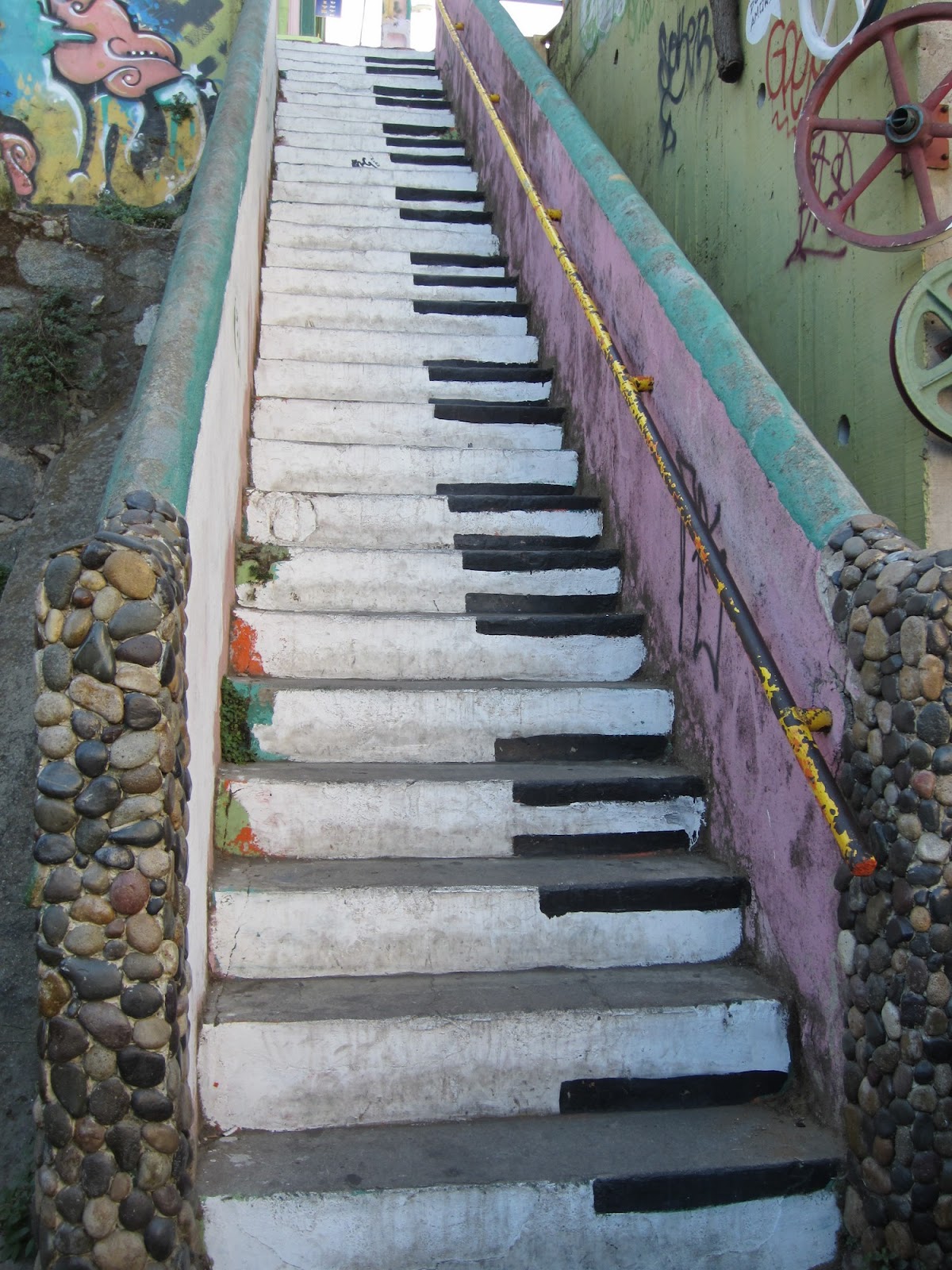 Valparaiso_piano+stairs.