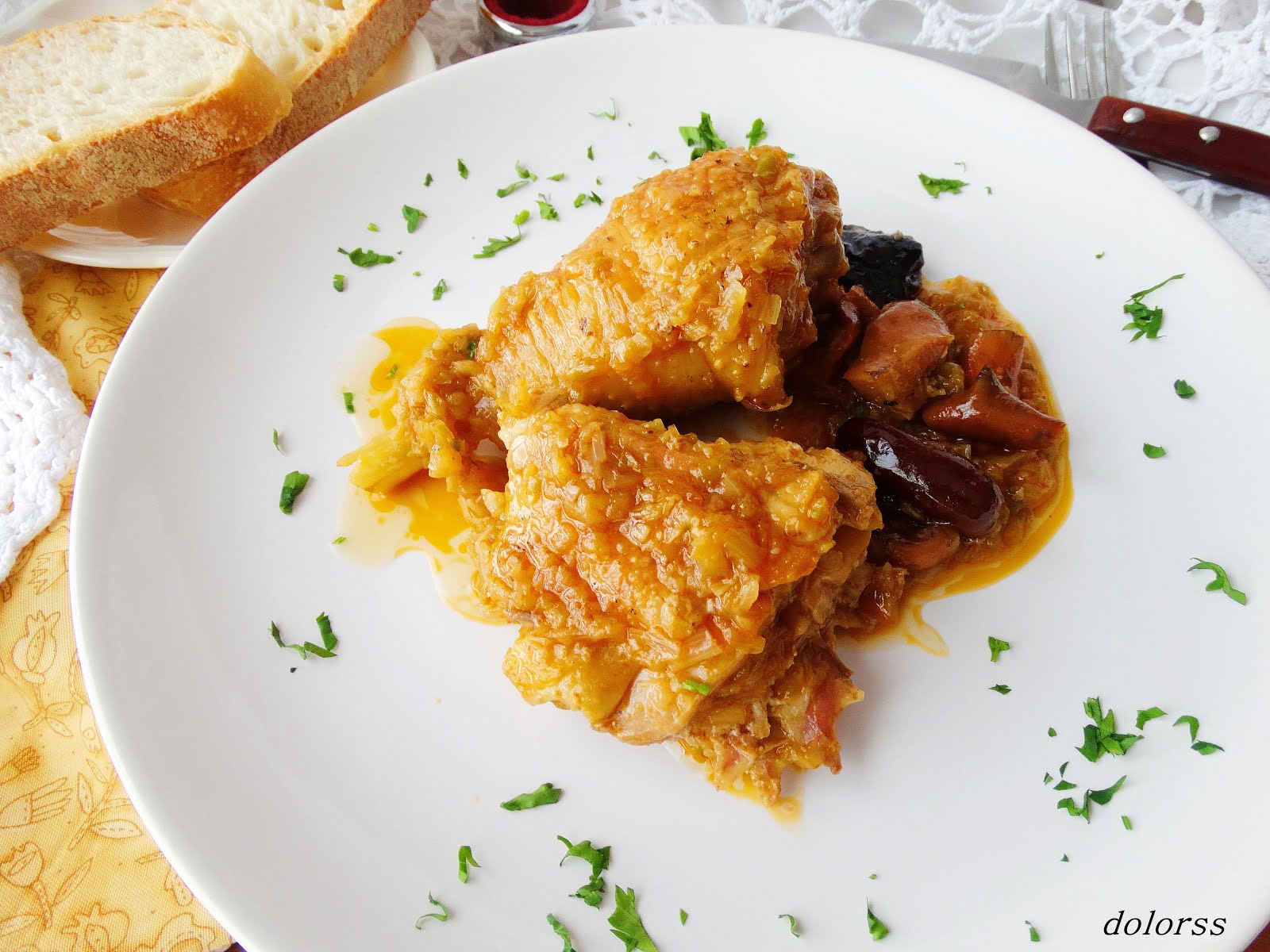 Blog de cuina de la dolorss: Pollo de corral con ciruelas, dátiles y setas