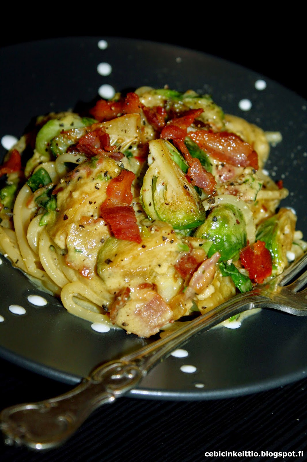 Cebicin keittiö: Ruusukaali-pekonipasta