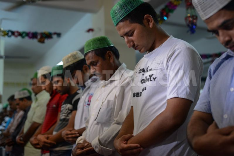 The Imam of the Pakistani community leads Friday prayers in Athens ...