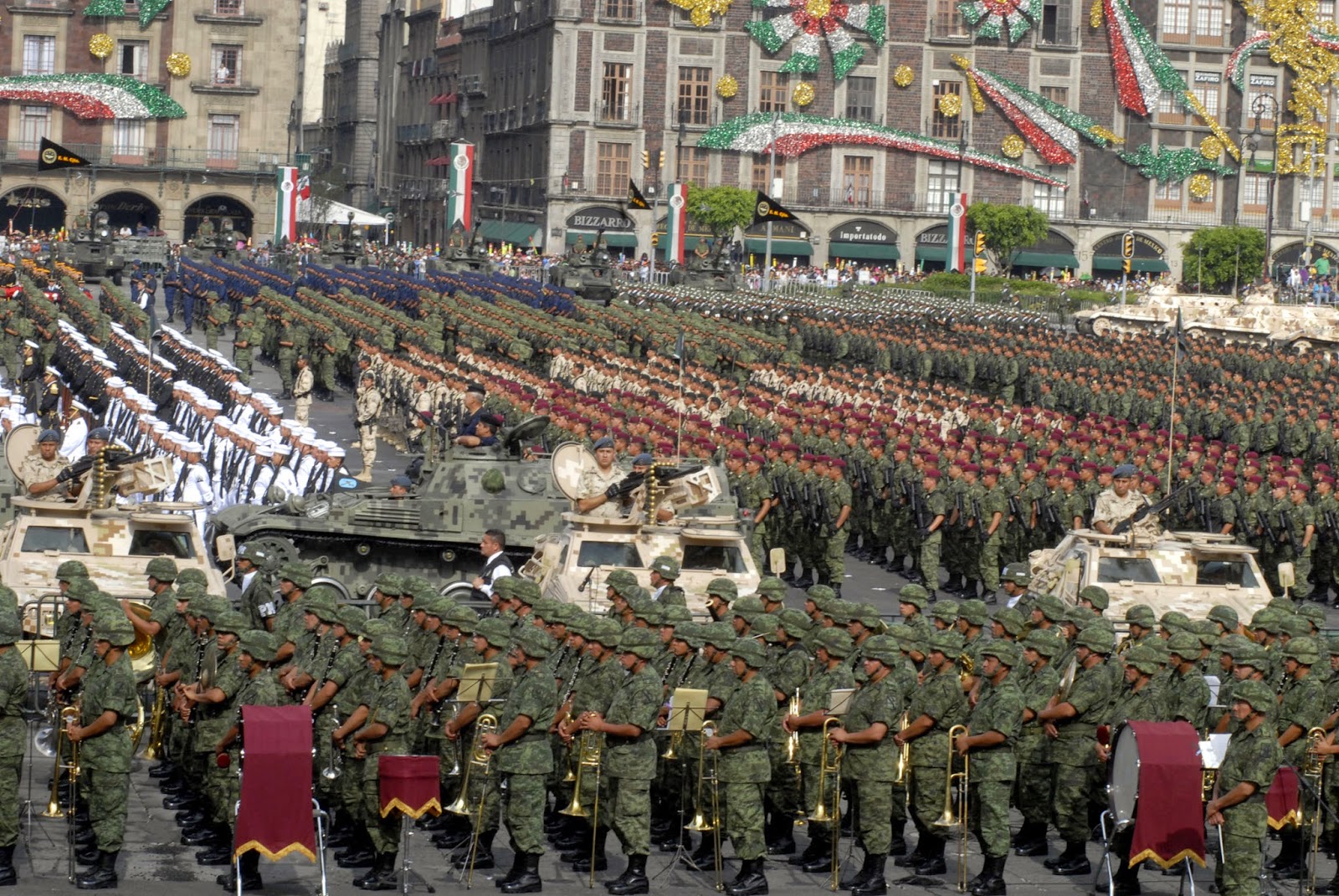 El primer desfile militar conmemorativo del Día de la Independencia.