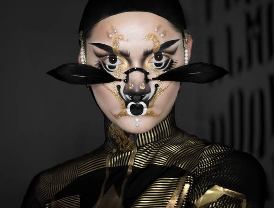 Conheça Hungry, a drag queen que redefine conceitos de arte através da ...