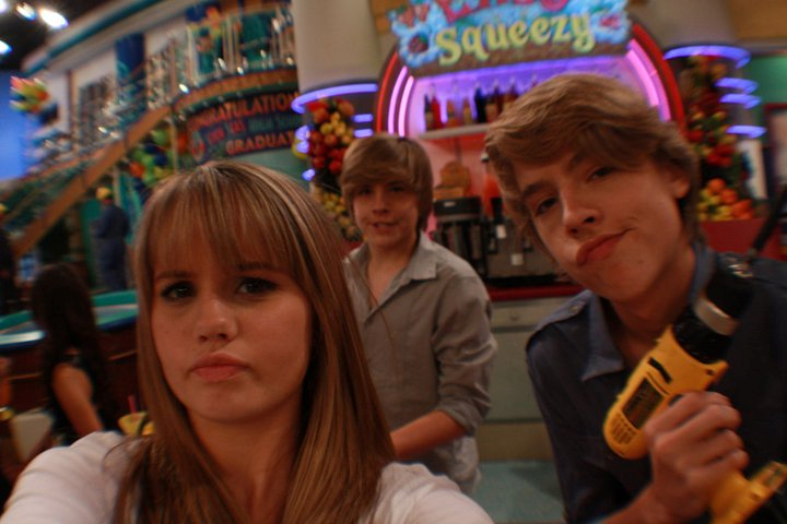 Sprouses And Debby Debby Ryan Mostra Mais Fotos Dos Bastidores De Zack E Cody Gêmeos A Bordo