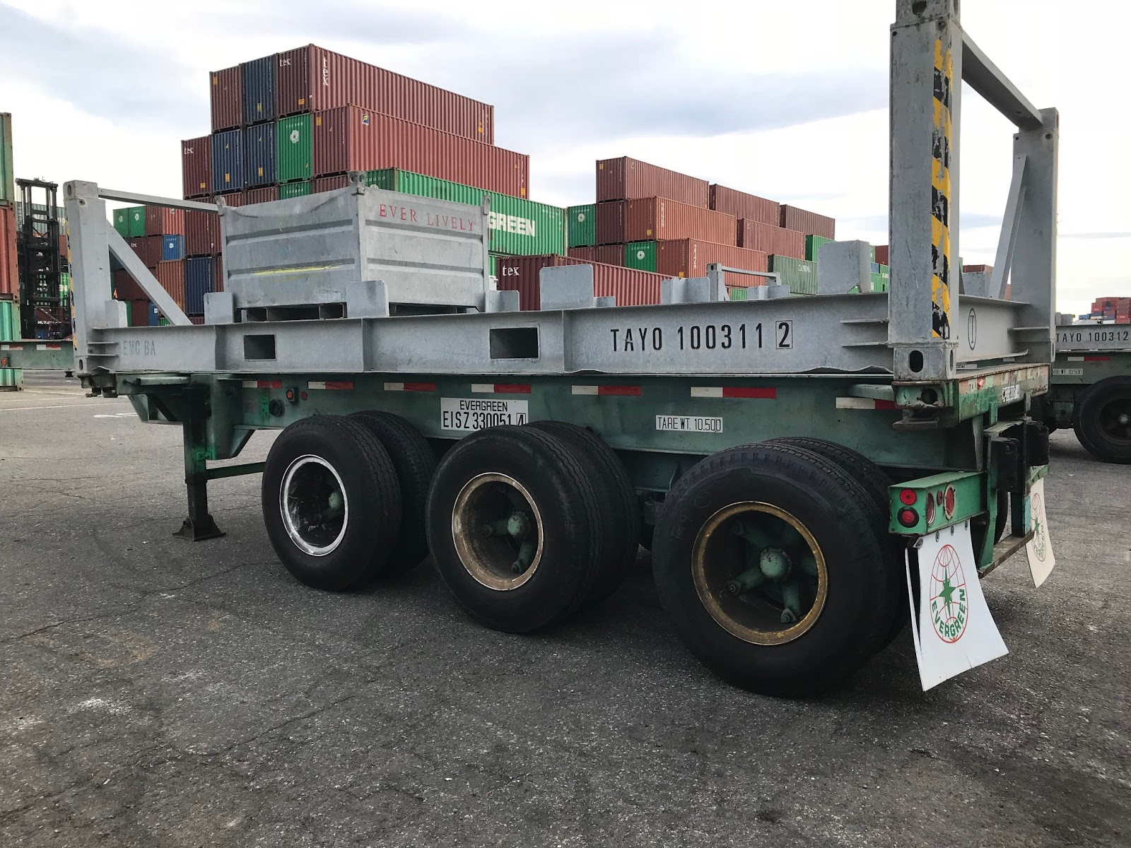Shipping Container and Chassis: 20' Tri Axle Chassis!!!!!
