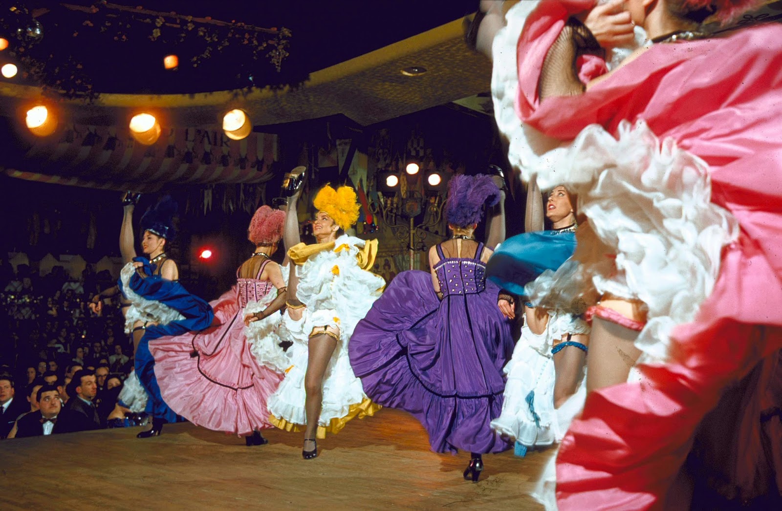 Amazing Color Photos of Cabaret Dancers at the Moulin Rouge in the late ...