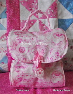 Hooks and Books: Mug Bag by Red Brolly ............