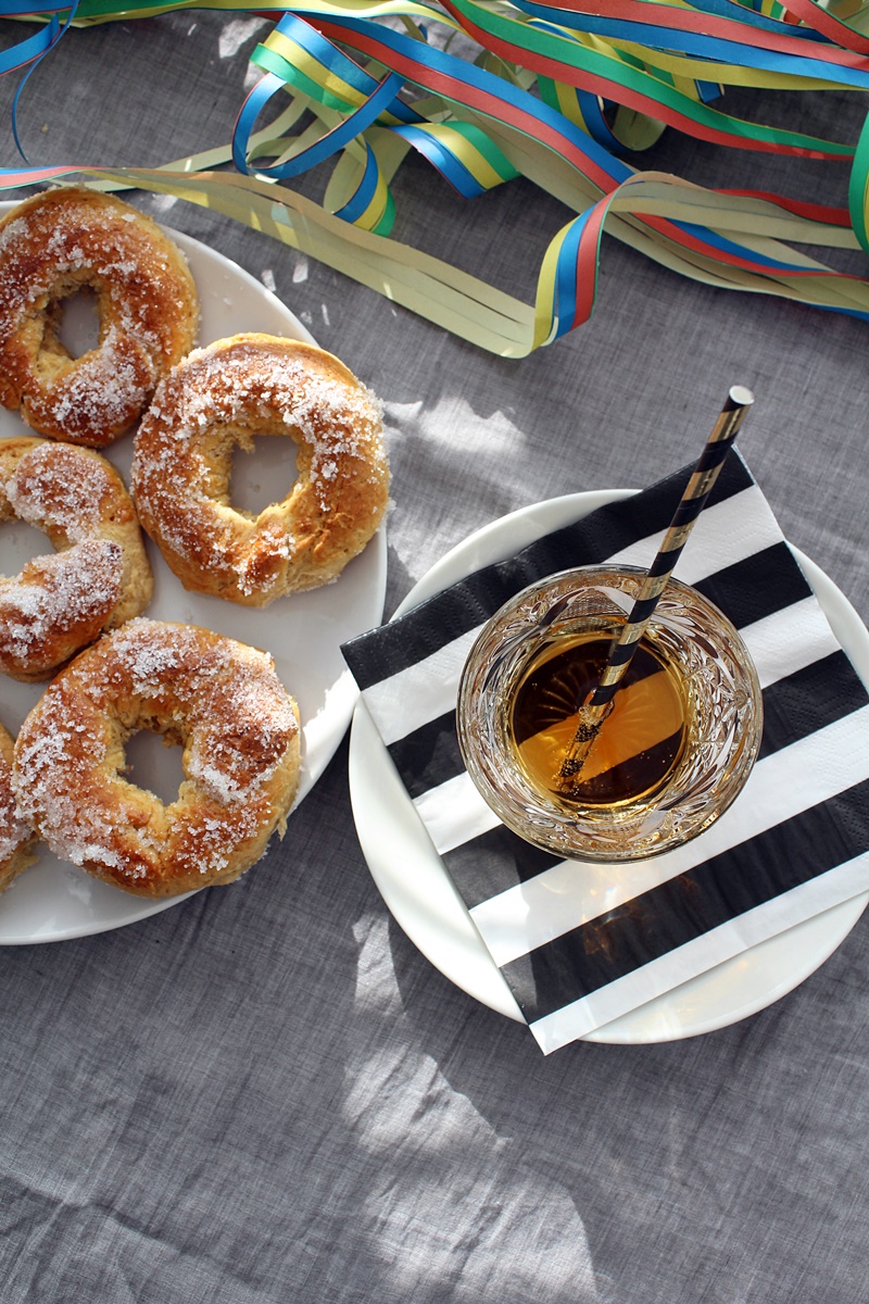 Helpot gluteenittomat vappumunkit uunissa (G,L) ja uusi pöytäliina / La ...