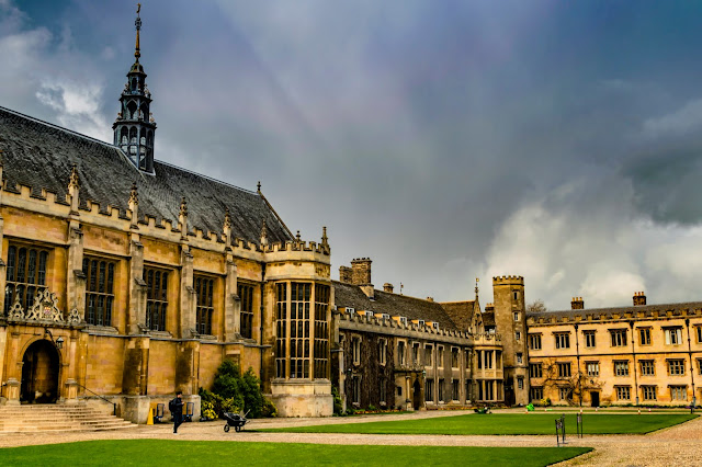 Enjoy your time with beautiful places: Trinity College, Cambridge